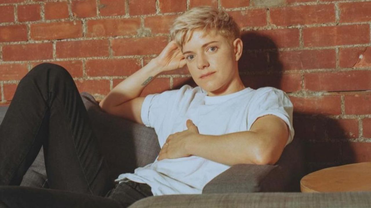 Biografía y pareja de Mae Martin, comediante canadiense - Saficosmos